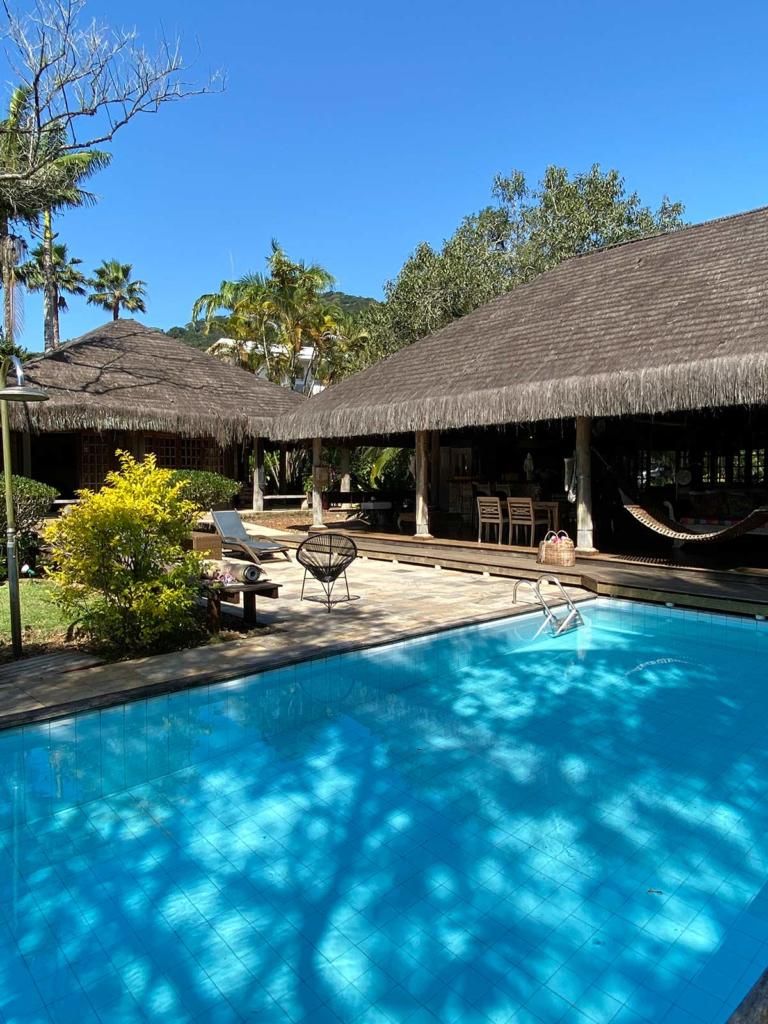 Casa de Praia feita em Sapê com Decoração Colorida - Casa de Valentina