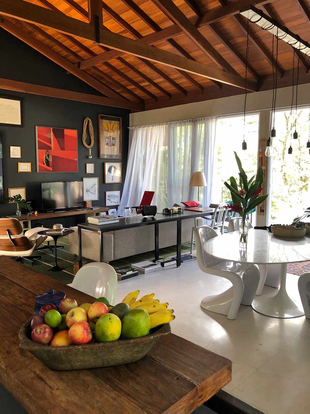 Casa de arquiteto com vão livre, muitas cores e verde - Casa de Valentina