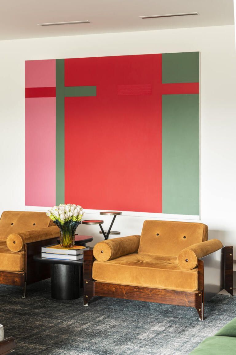 Obras de arte e mobiliário brasileiros em apartamento - Casa de Valentina