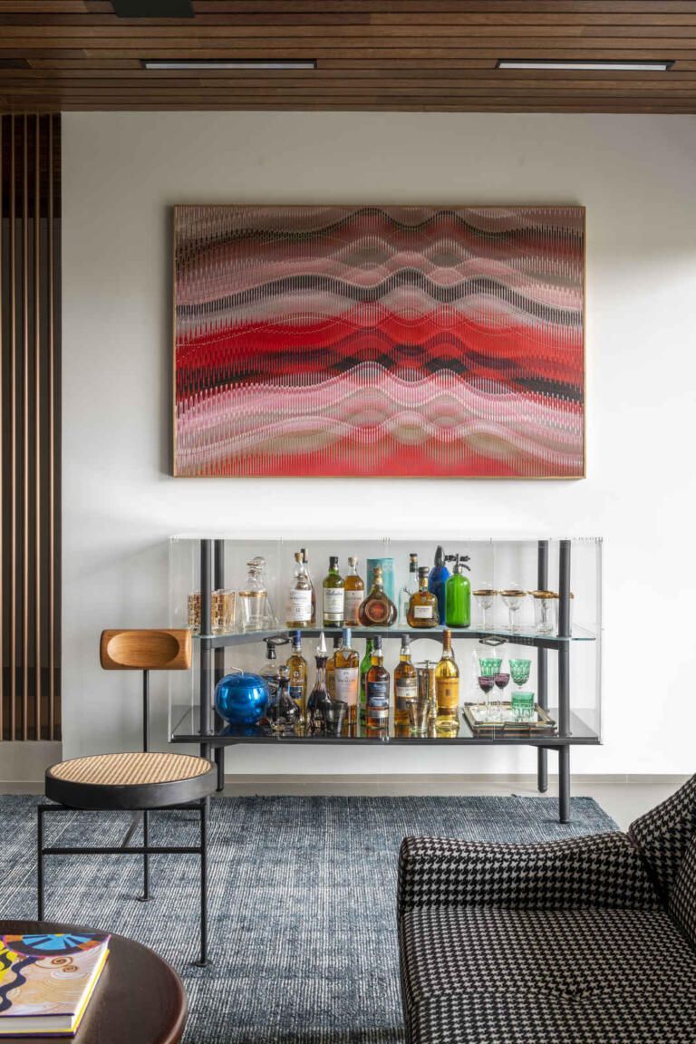 Obras de arte e mobiliário brasileiros em apartamento - Casa de Valentina