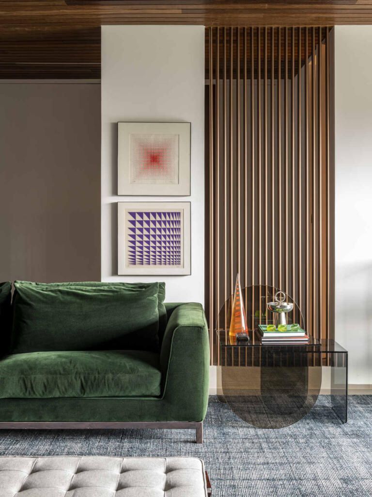 Obras de arte e mobiliário brasileiros em apartamento - Casa de Valentina