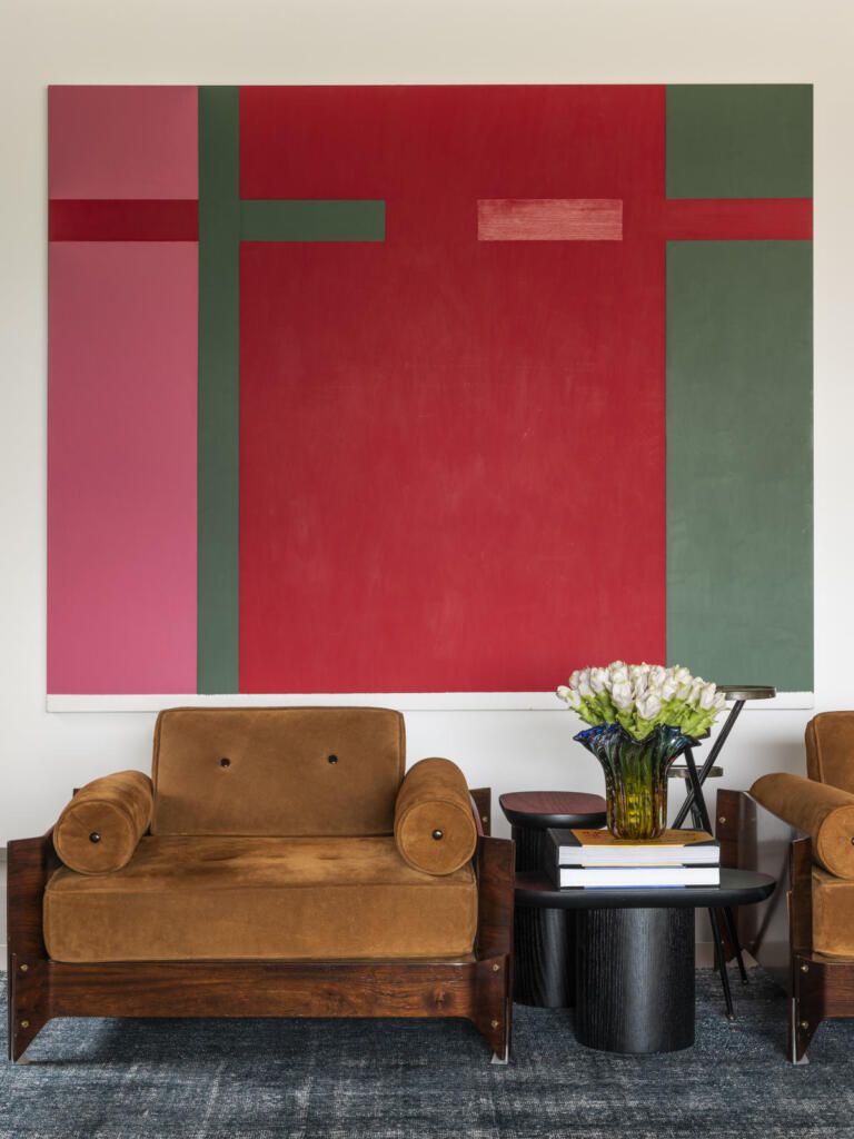 Obras de arte e mobiliário brasileiros em apartamento - Casa de Valentina