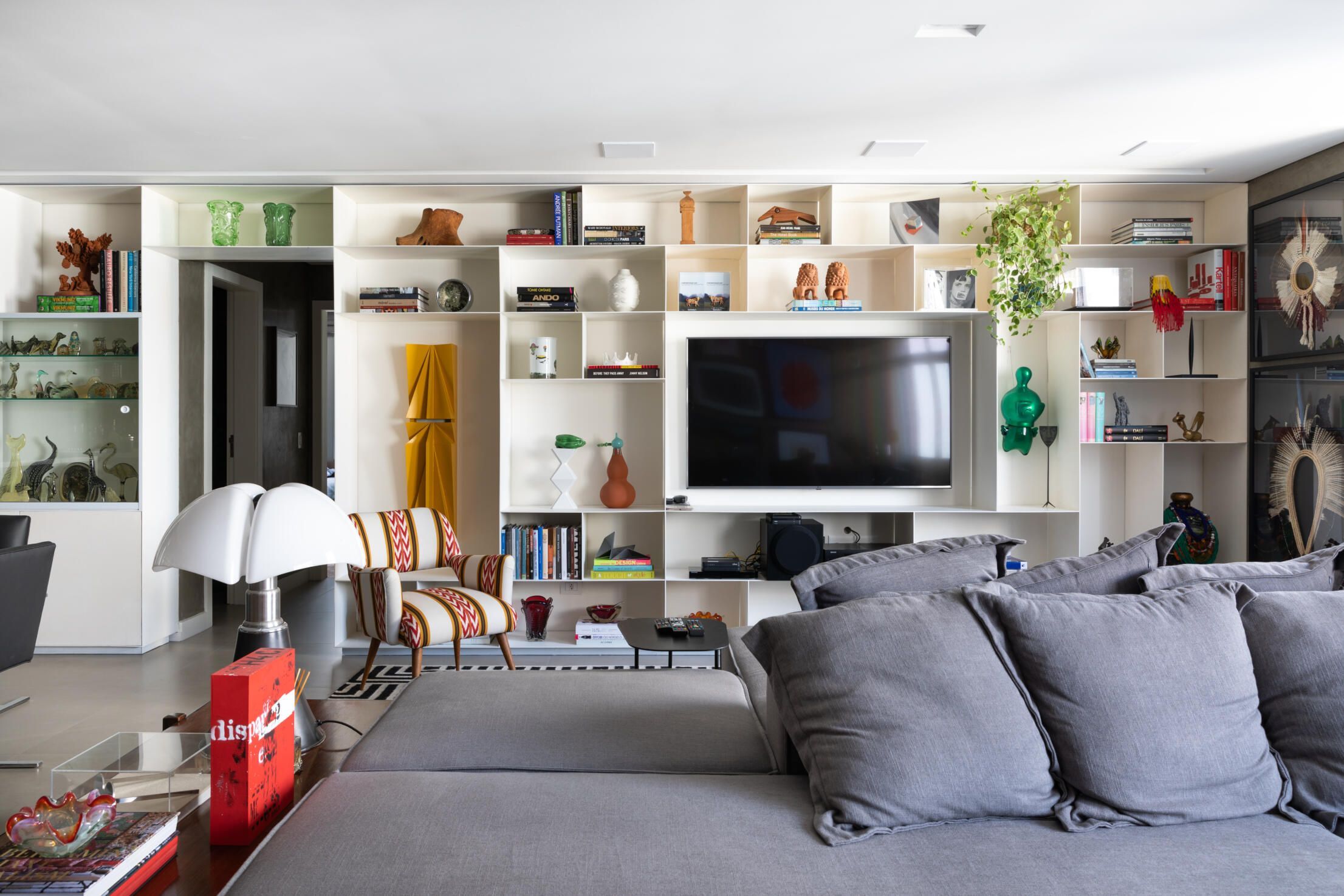 Apartamento com Gallery Wall na sala de estar – Carlos Navero - FOTO ...