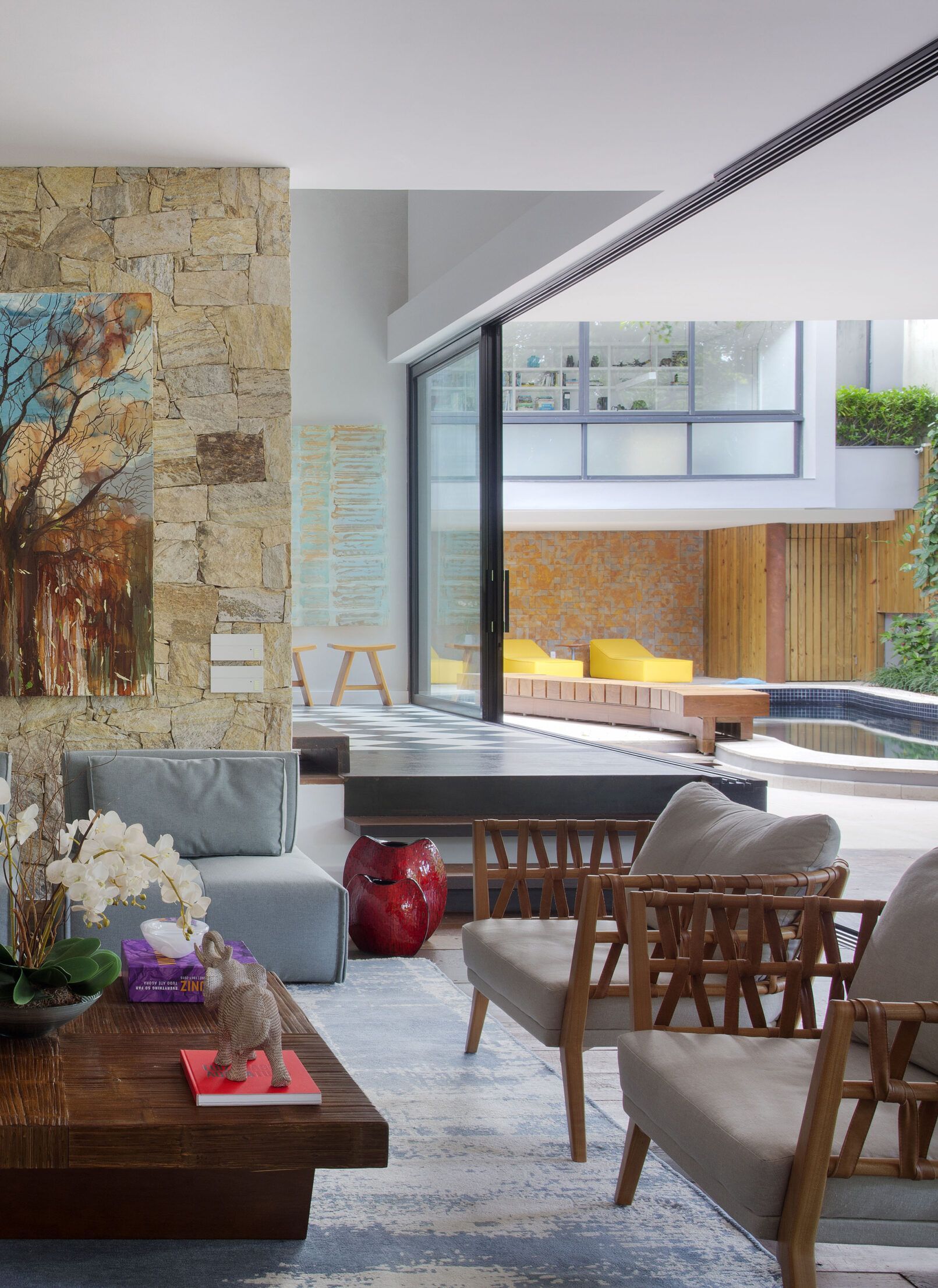 10.2 _ Casa no Jardim Botânico renovada pela arquiteta KETLEIN AMORIM _ Sala de estar interna ...