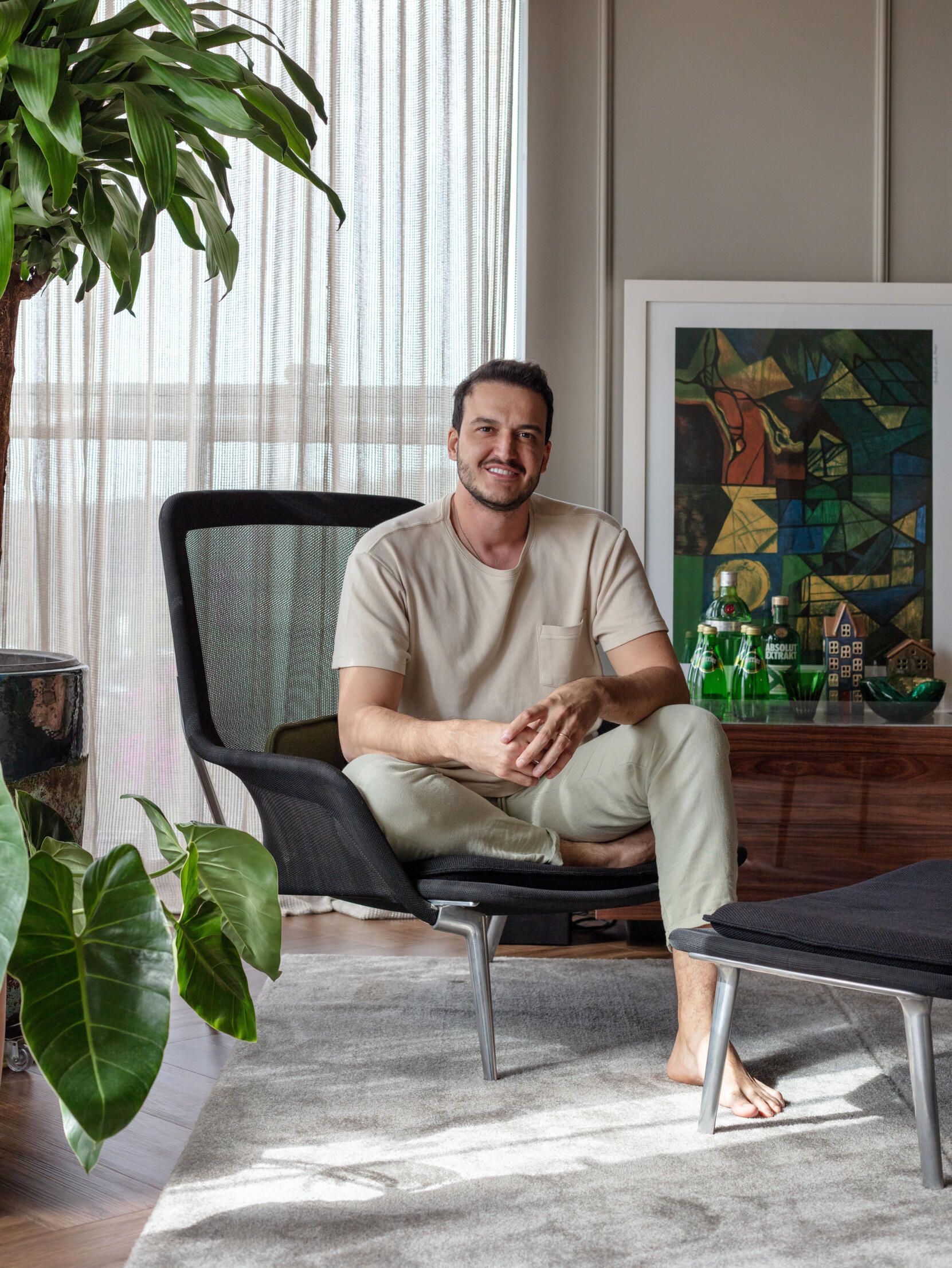O arquiteto Gustavo Marasca na Slow Chair da Vitra - Casa de Valentina