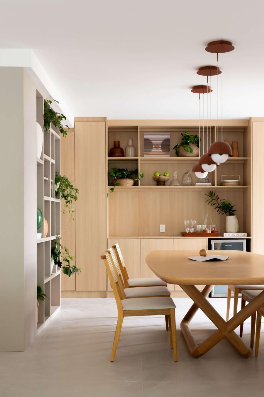 Estilo contemporâneo com móveis tem design atemporal