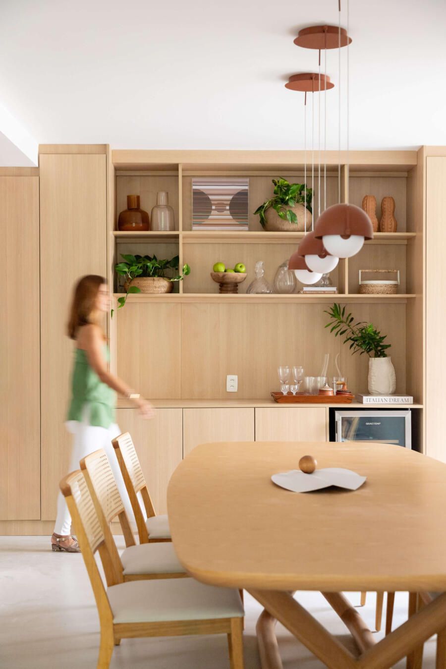 Estilo contemporâneo com móveis tem design atemporal