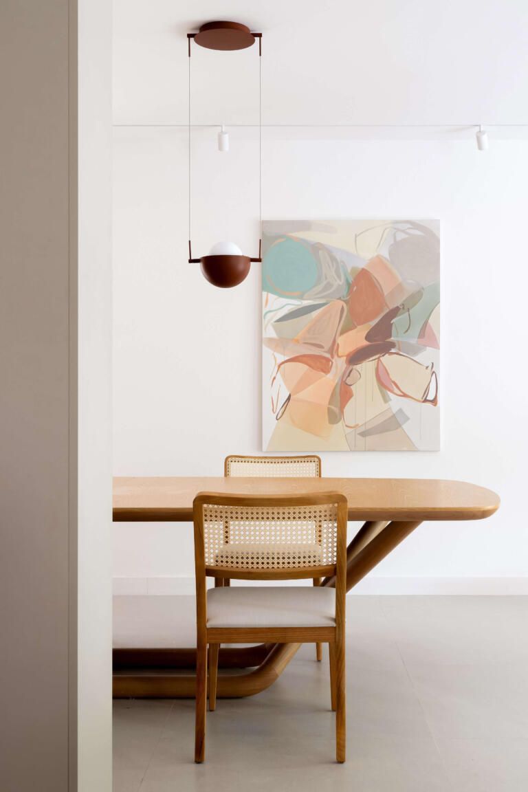 Estilo contemporâneo com móveis tem design atemporal