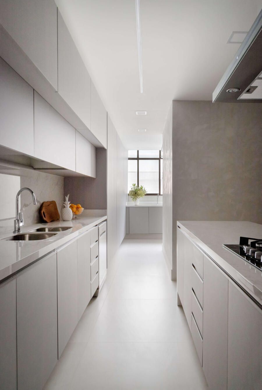 Estilo contemporâneo com móveis tem design atemporal