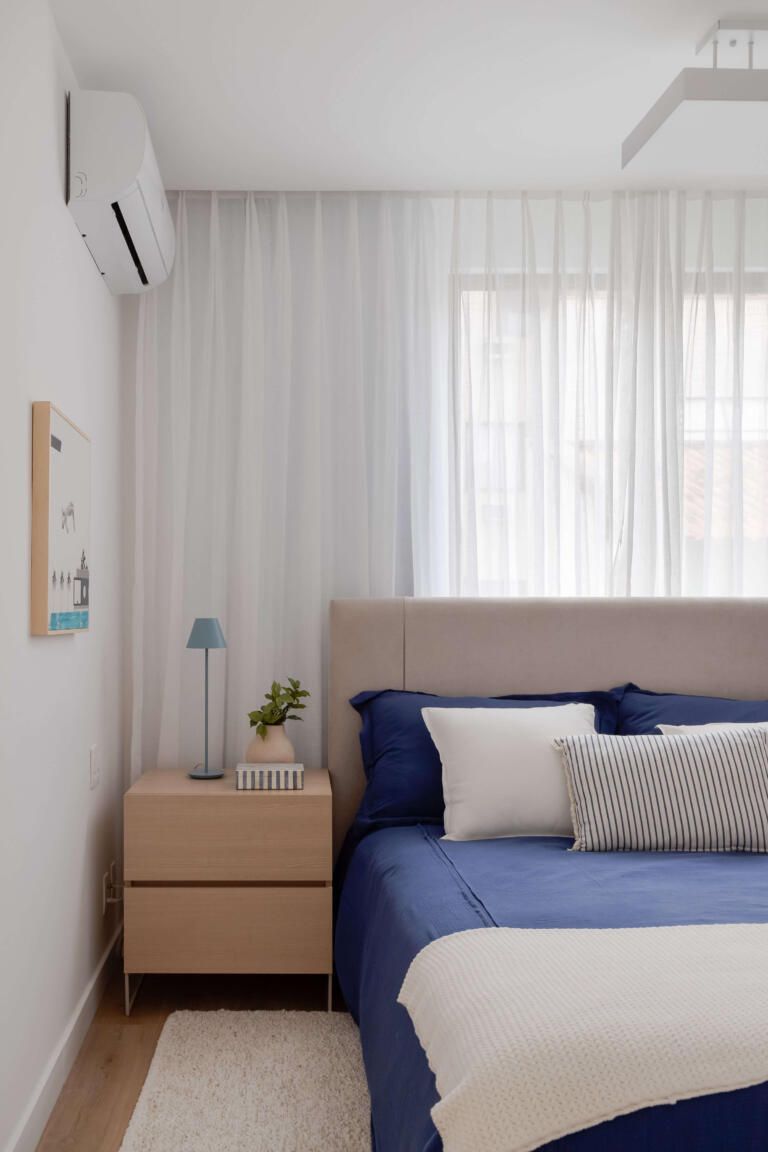 Estilo contemporâneo com móveis tem design atemporal