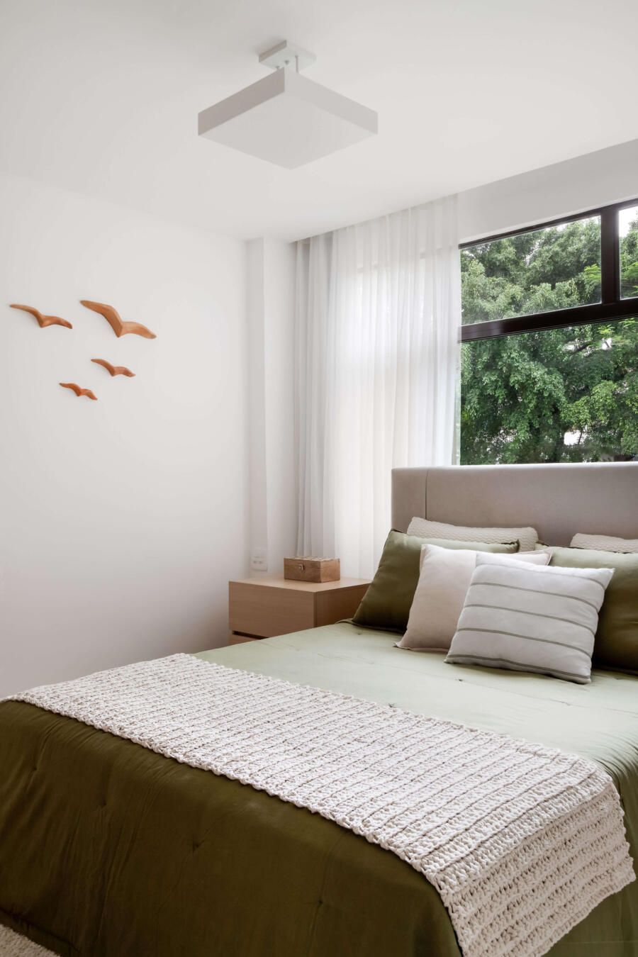 Estilo contemporâneo com móveis tem design atemporal