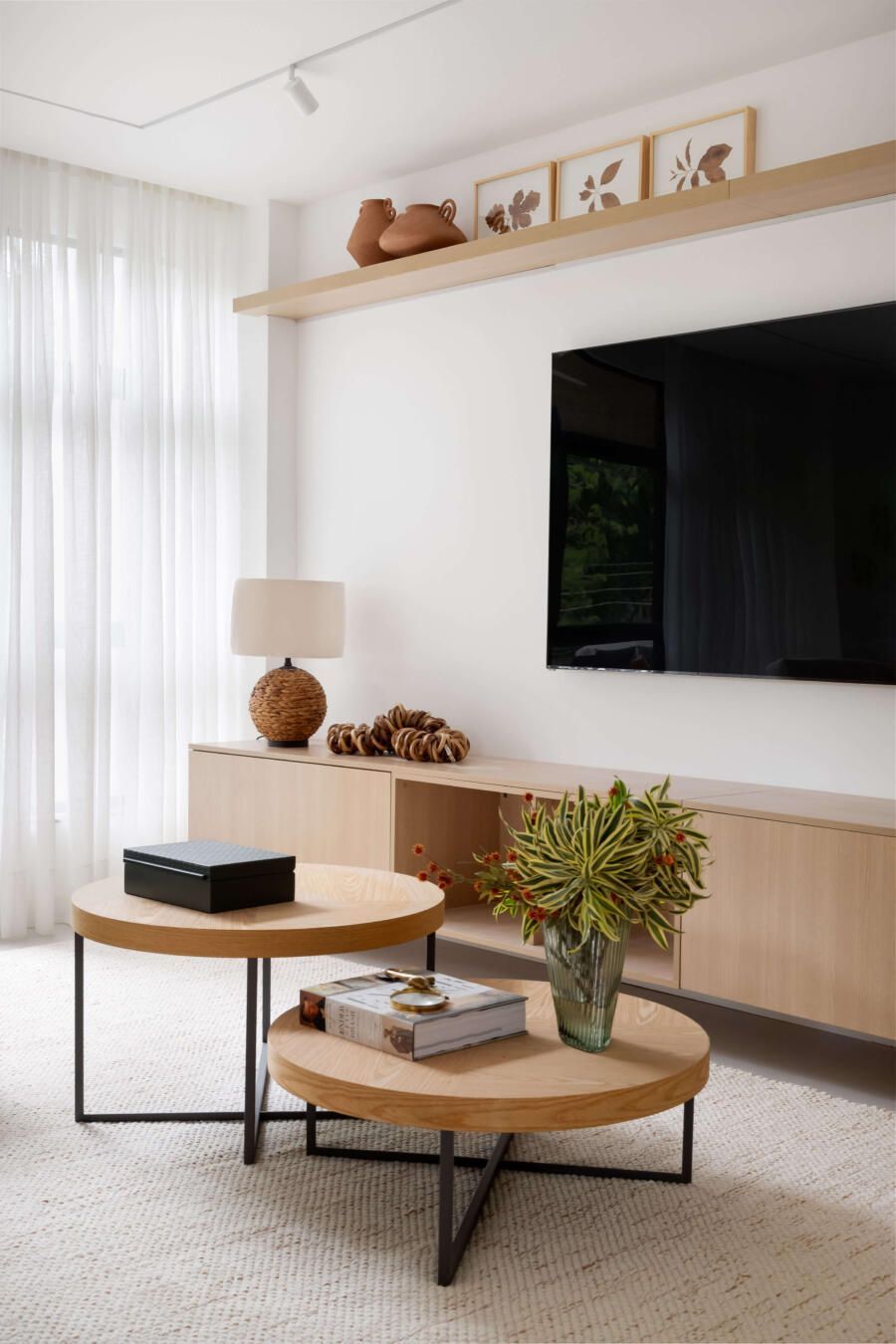 Estilo contemporâneo com móveis tem design atemporal