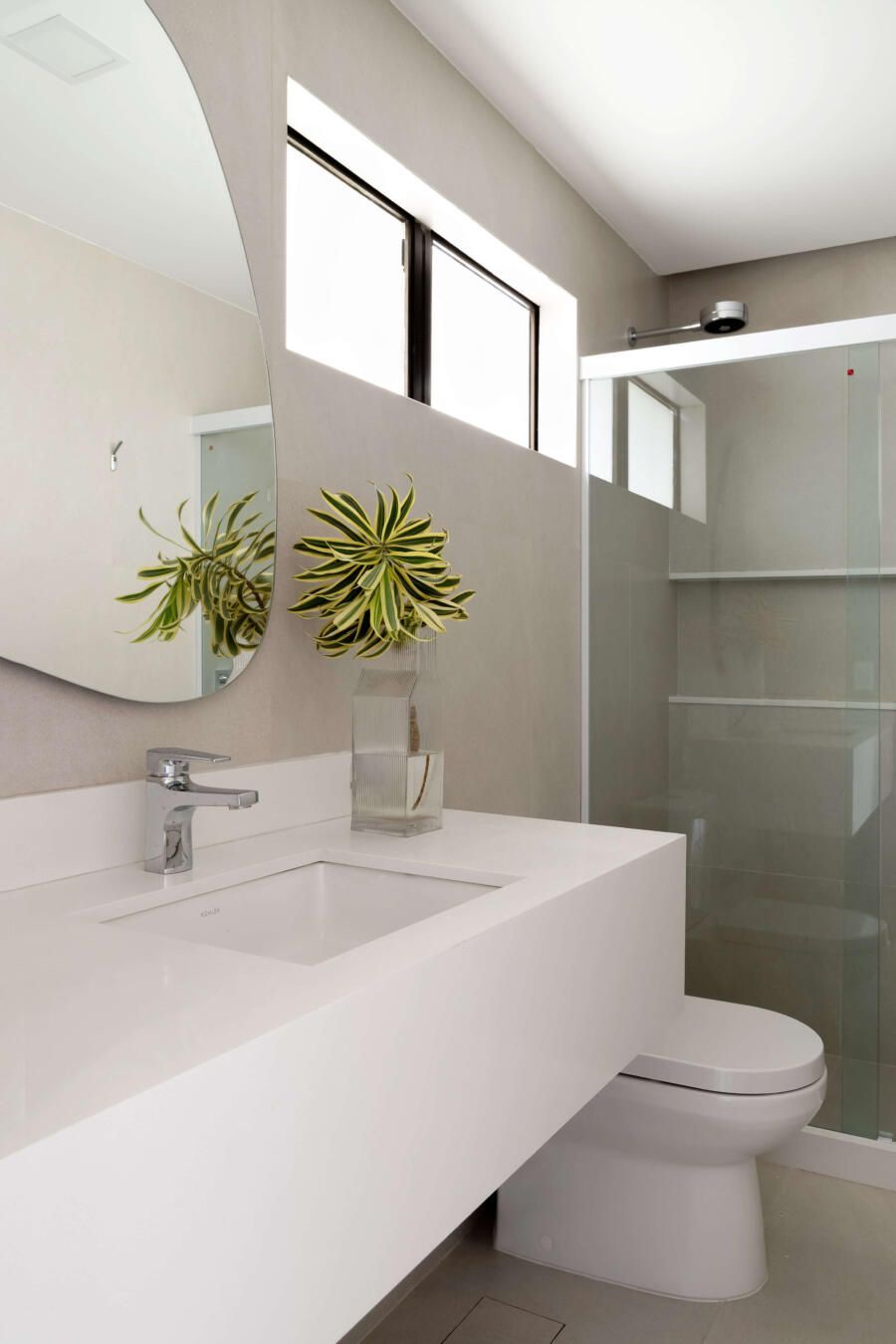 Estilo contemporâneo com móveis tem design atemporal