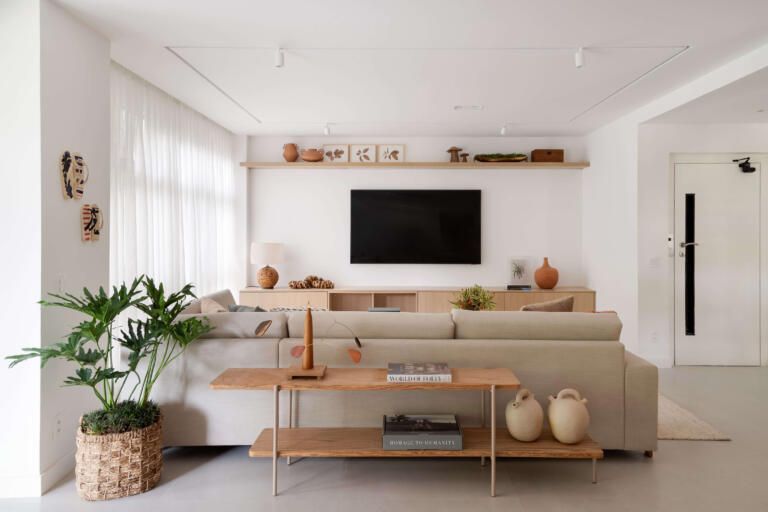 Estilo contemporâneo com móveis tem design atemporal