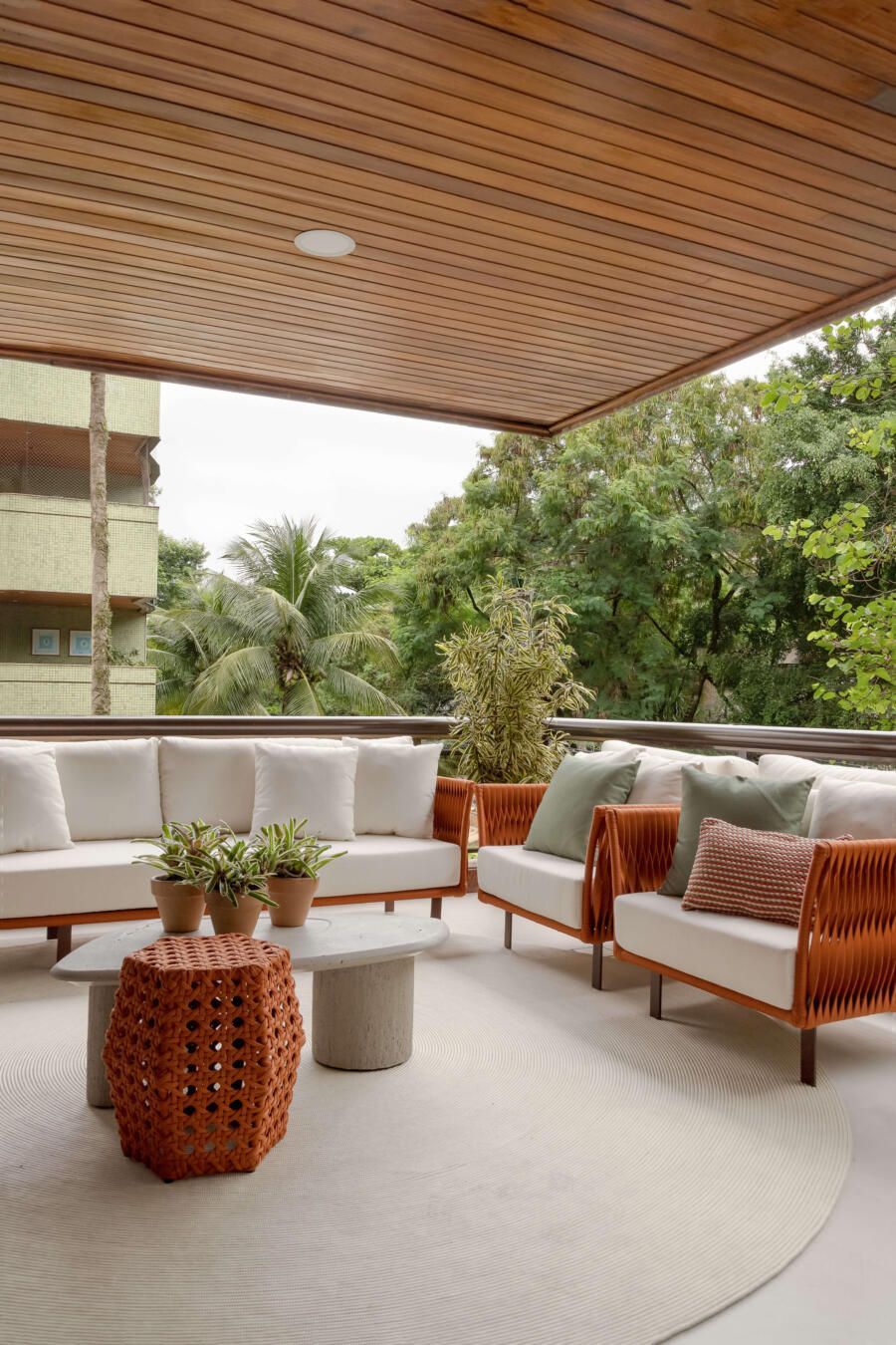 Estilo contemporâneo com móveis tem design atemporal