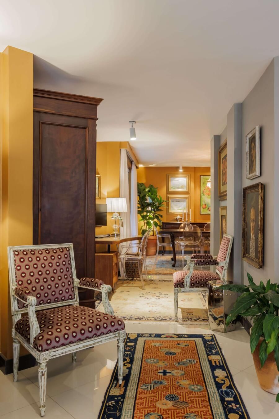 Apartamento com cor, história e garimpo | Open House com Carlos ...