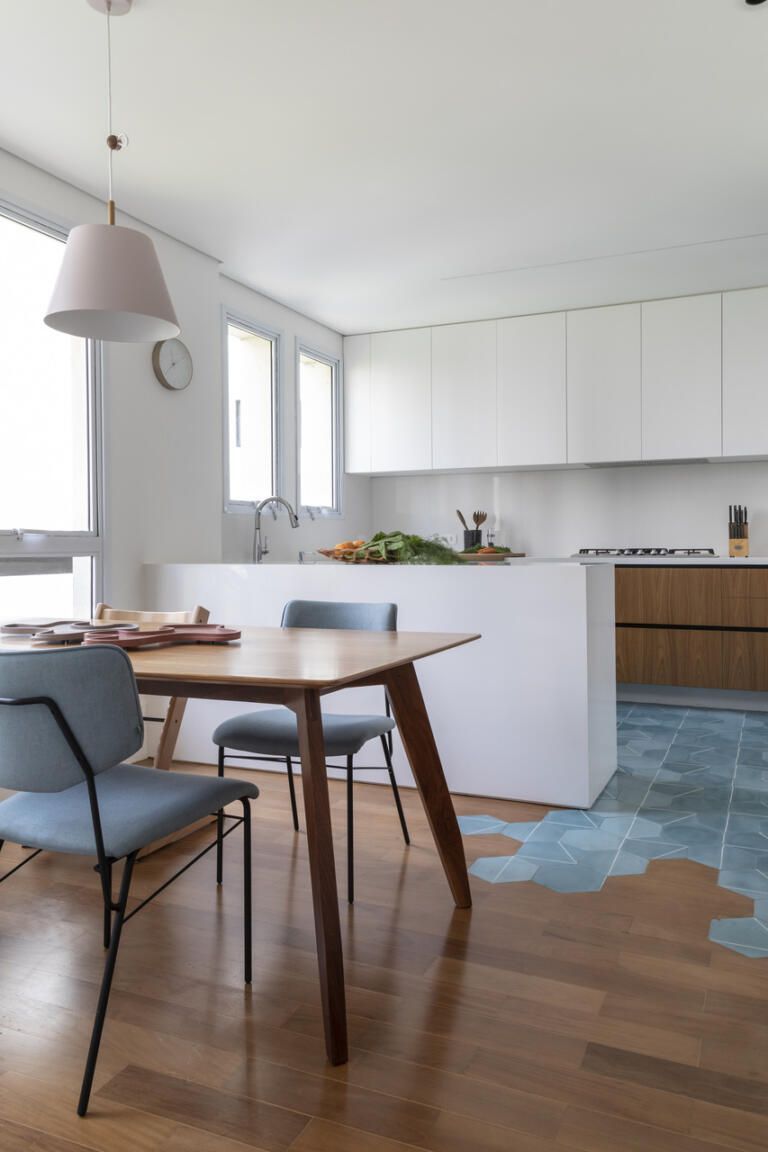 Piso azul em destaque no apartamento - Casa de Valentina