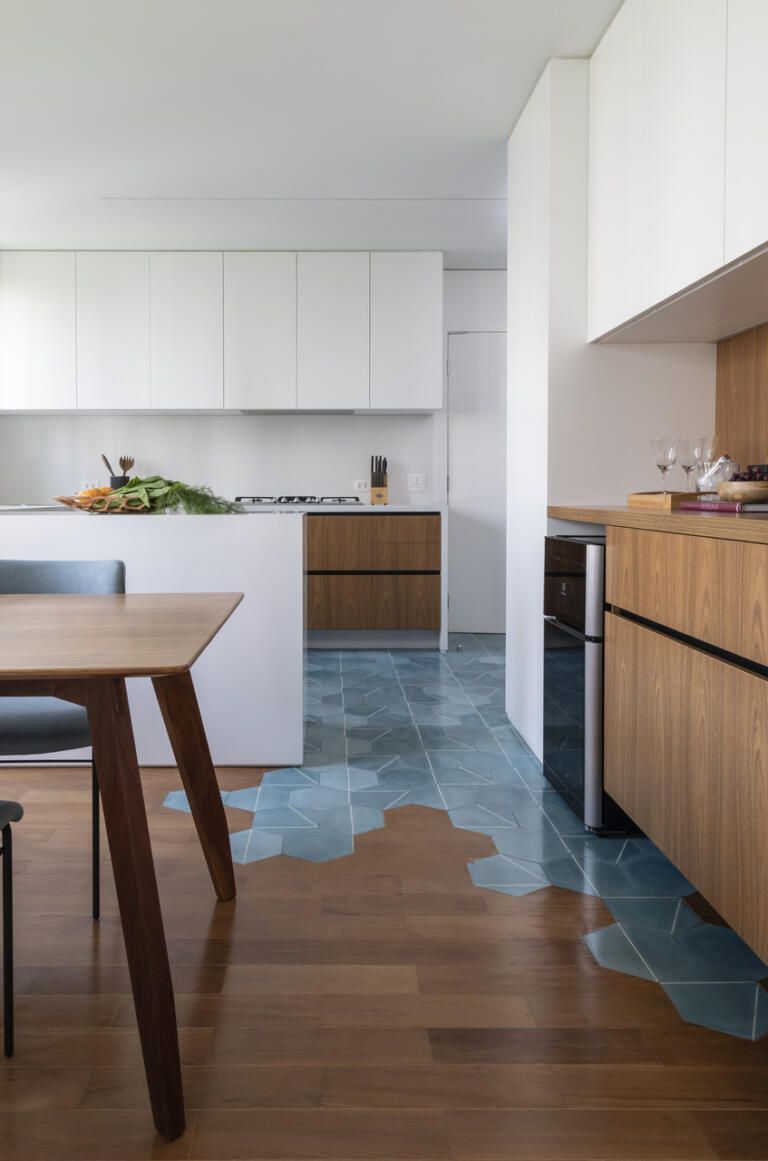 Piso azul em destaque no apartamento - Casa de Valentina