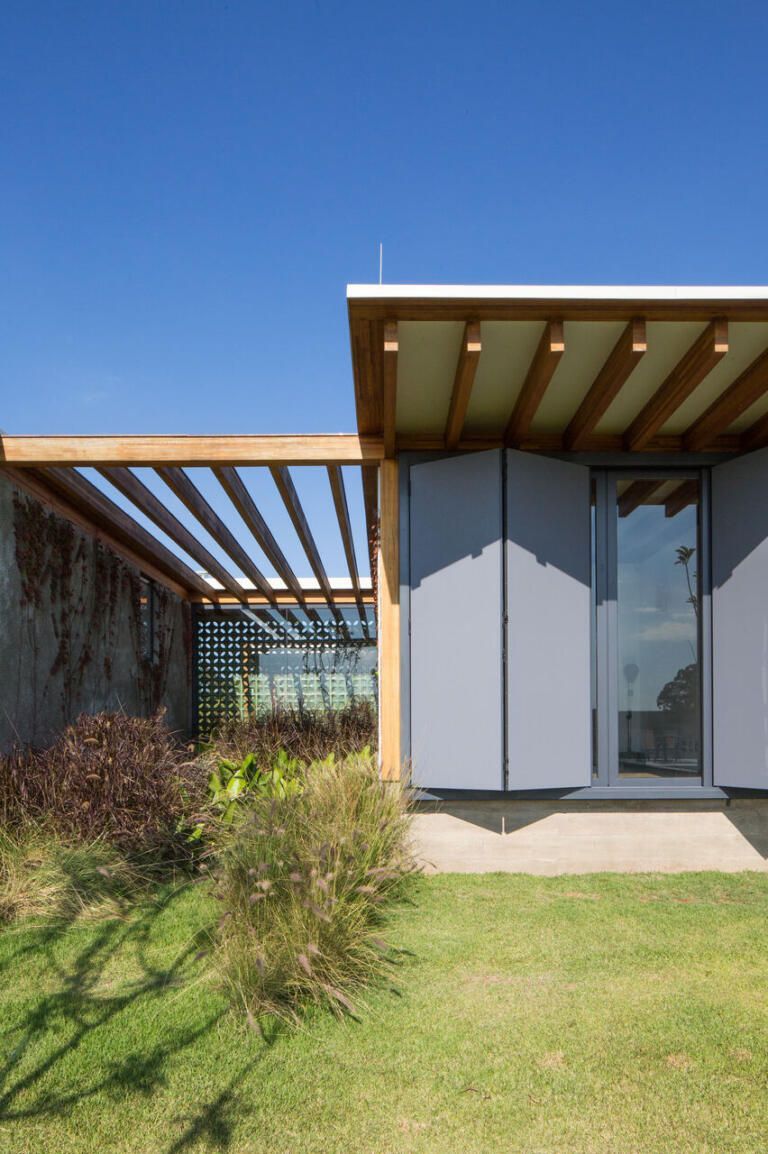 Conforto e praticidade em casa de campo com laje aparente e madeira ...