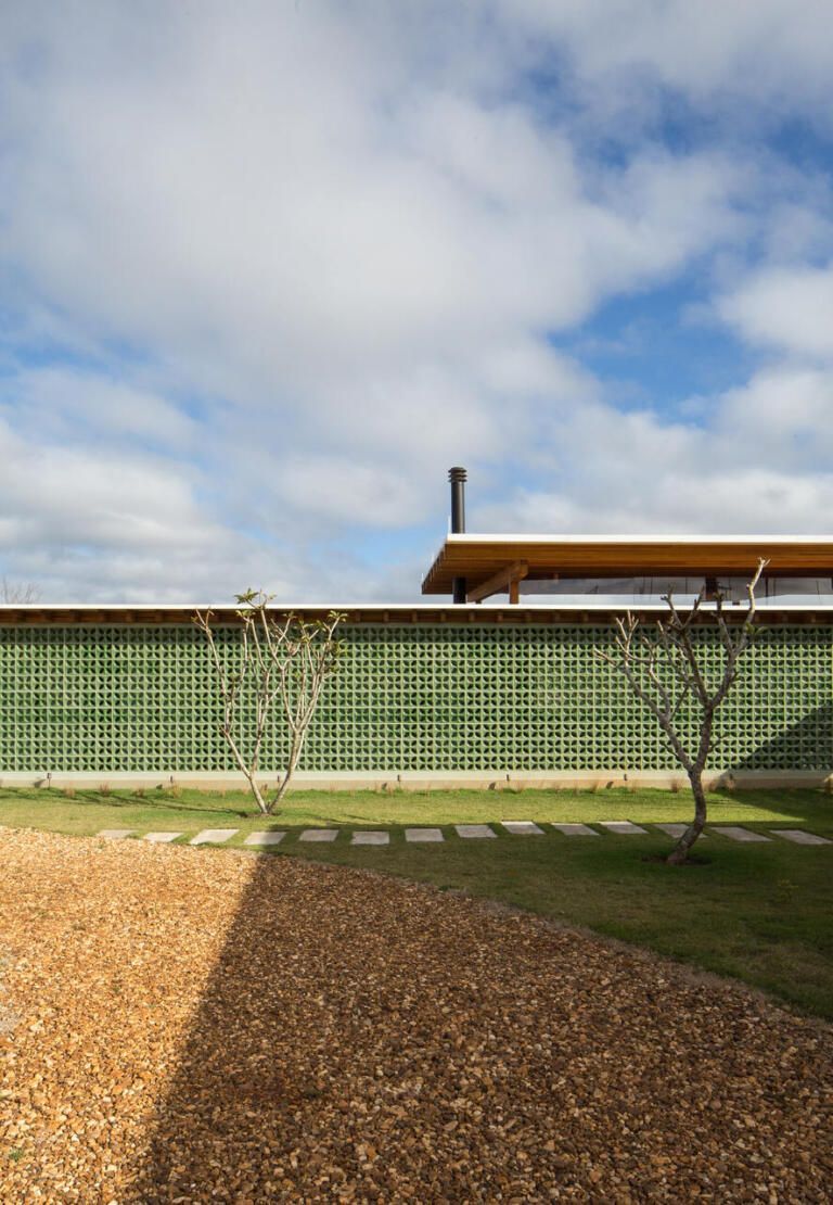 Conforto e praticidade em casa de campo com laje aparente e madeira ...