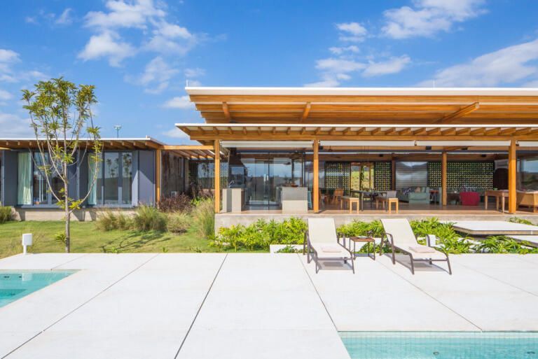 Conforto e praticidade em casa de campo com laje aparente e madeira ...